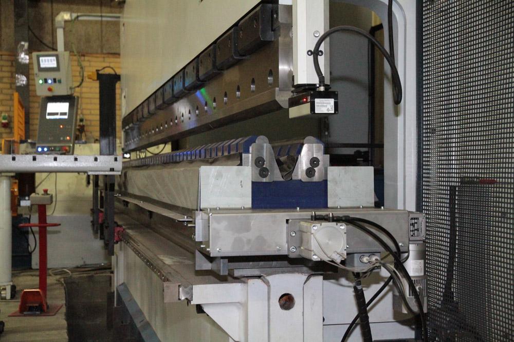 How adjustable V dies streamline plate bending